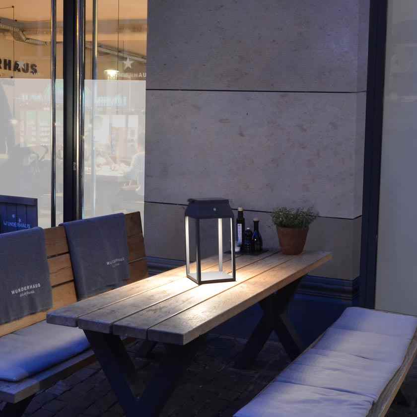 Schwarze Solar Tisch und Gartenleuchte für gemütliche Sommerabende Schwarze Solar Tisch und Gartenleuchte für gemütliche Sommerabende