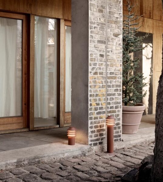 Design Pollerleuchte mit Lamellen Corten optik | Gartenleuchen.de