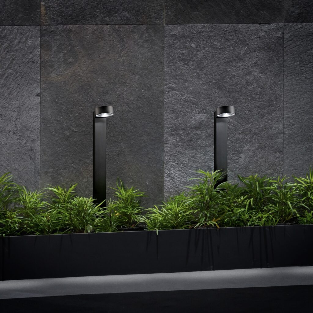 Moderne schwarze Pollerleuchten 230V IP54 | Gartenleuchten.de