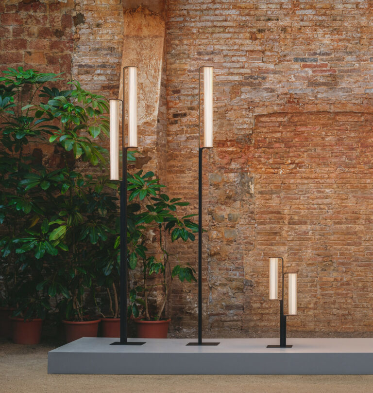 Moderne schlanke Gartenleuchte Pollerleuchte 2 flammig