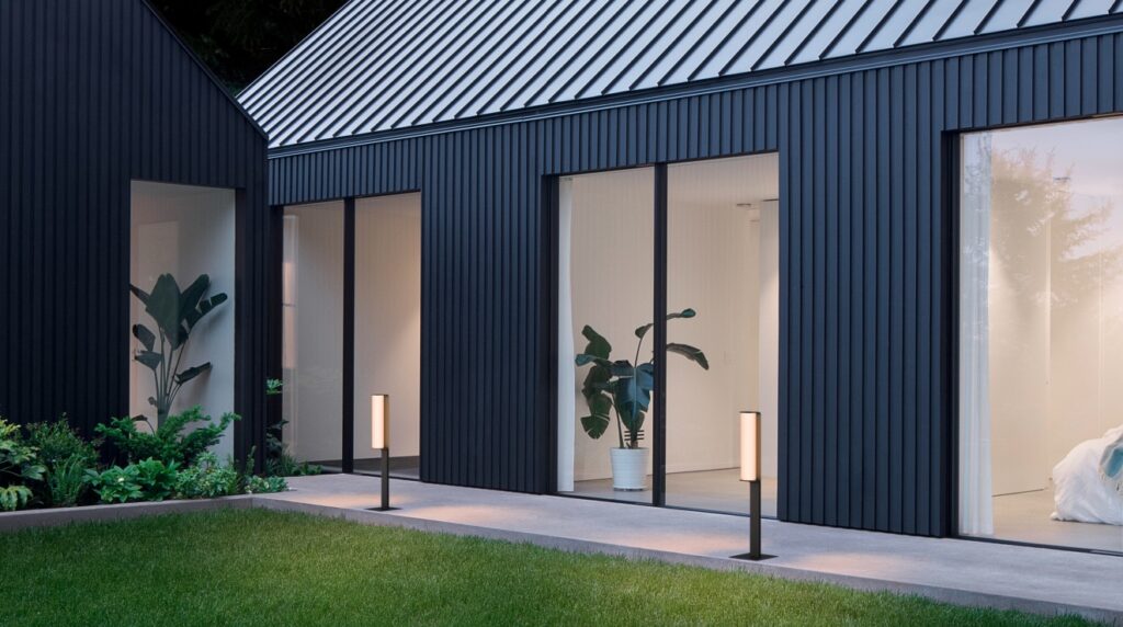 Moderne schlanke Gartenleuchte Pollerleuchte | Gartenleuchten.de